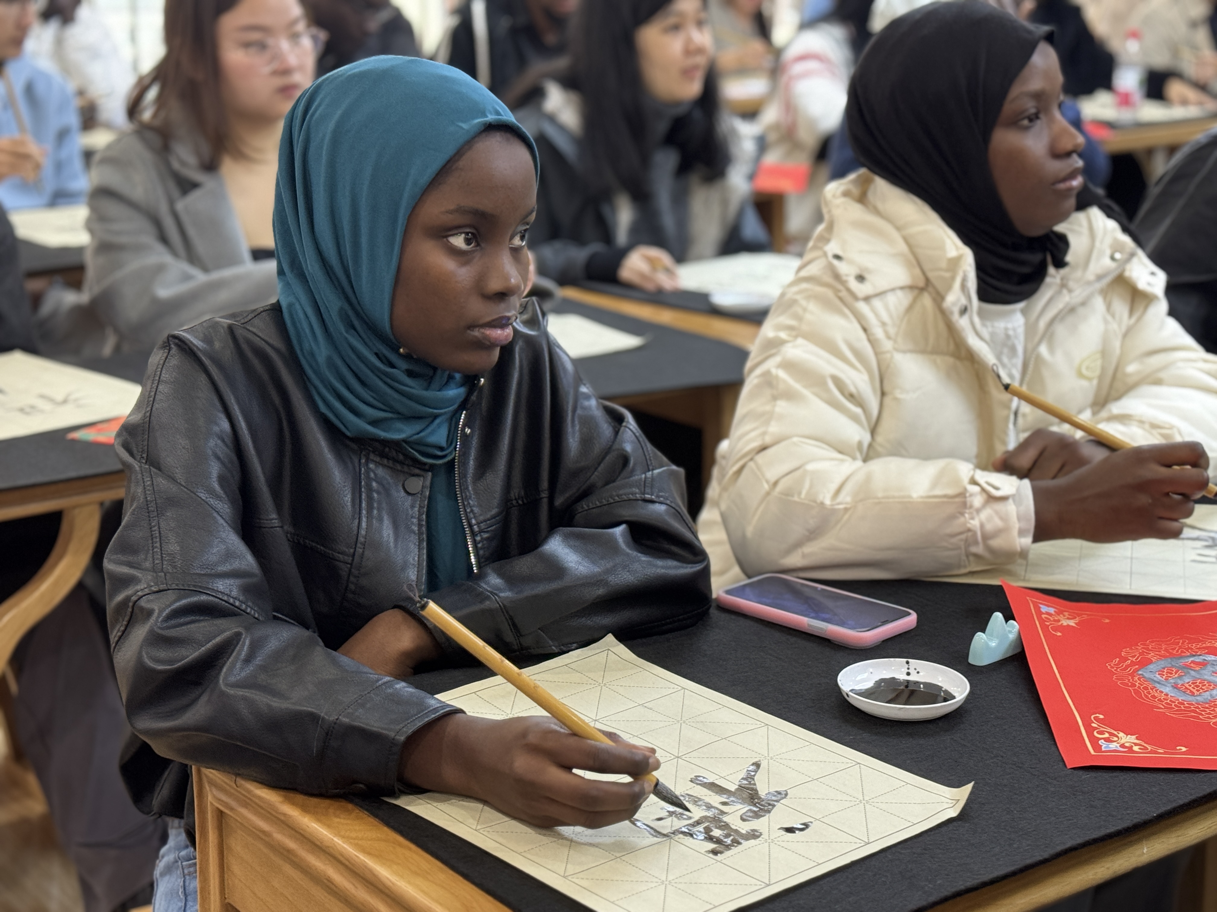 国际教育学院举办“翰墨迎新年”留学生书法文化体验活动-国际教育学院